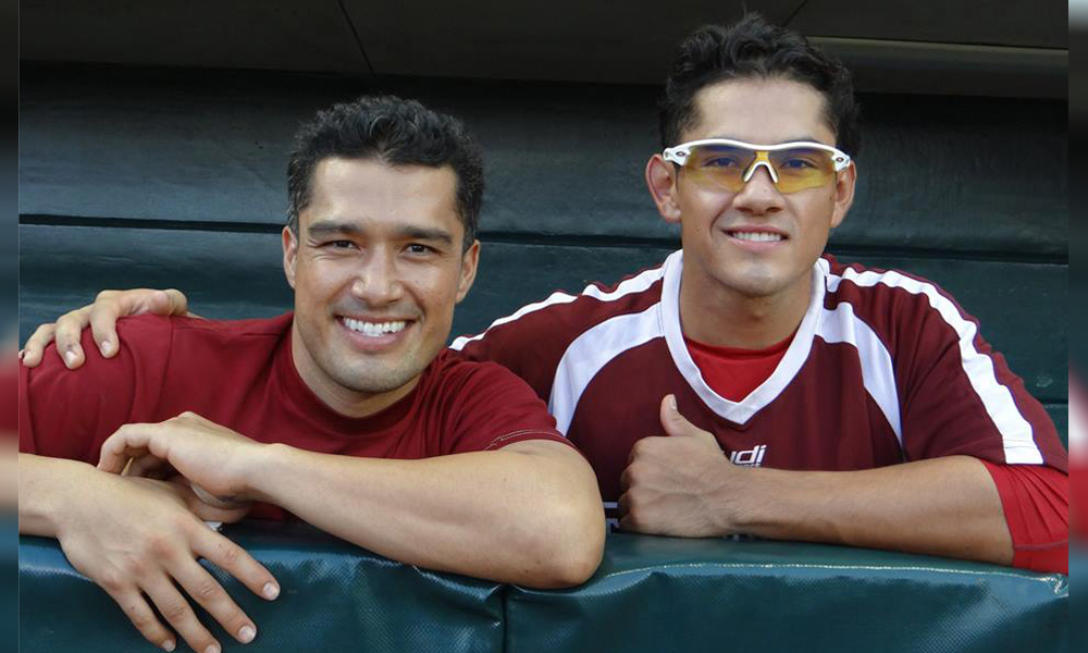 Juegan hermanos con emplumados