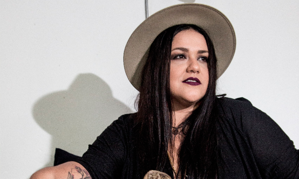 Perla López presenta su nuevo sencillo Luz violeta