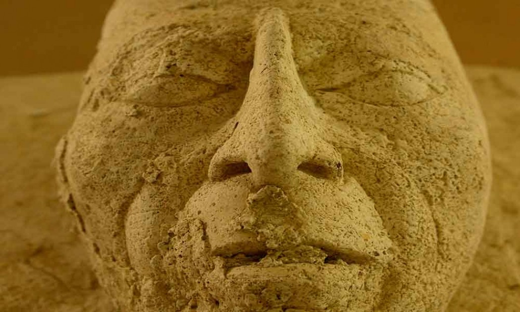 Cabeza modelada en estuco, una subestructura y ofrenda maya