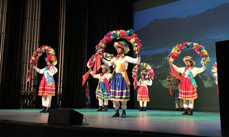 Recorren historia de Puebla con danza tradicional