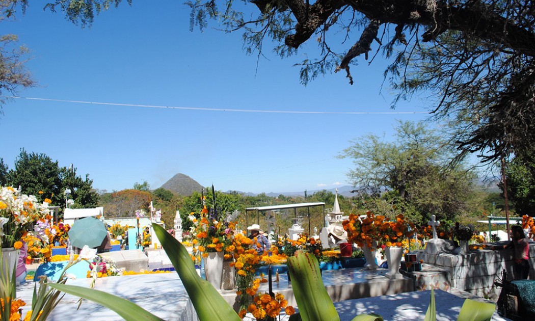 Viven tradición de Día de Muertos en la Mixteca