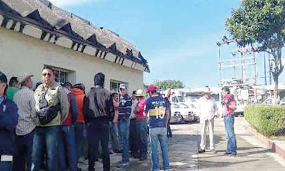 Se plantan electricistas frente a instalaciones en poder de la CFE