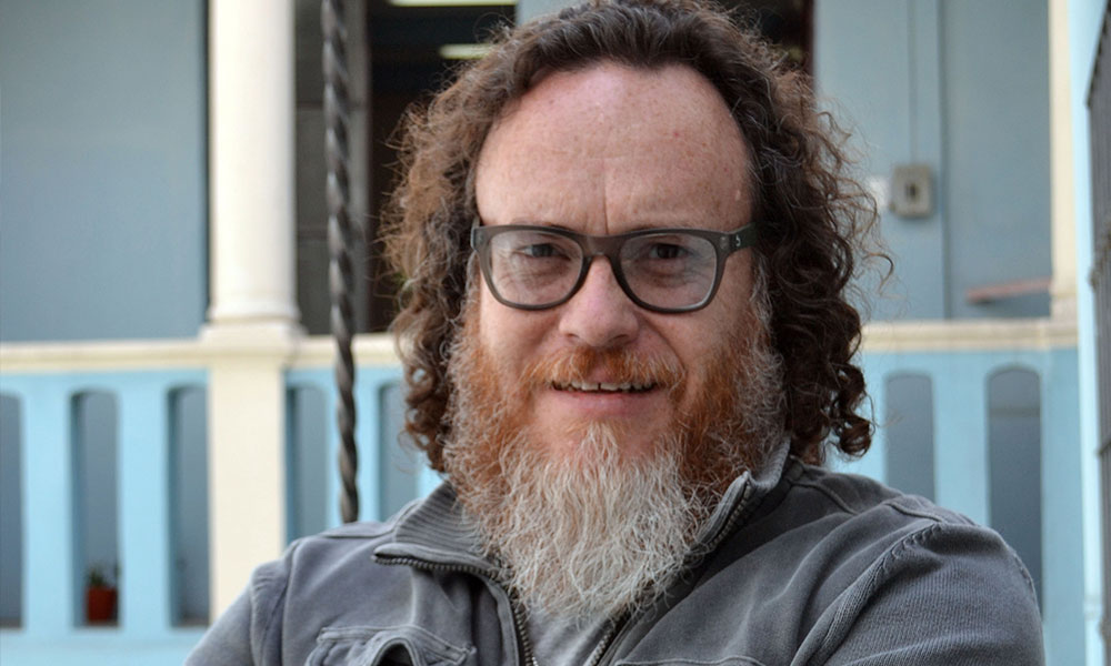 Cuando leo algunos versos, me siento tan humano: Alejandro Palma
